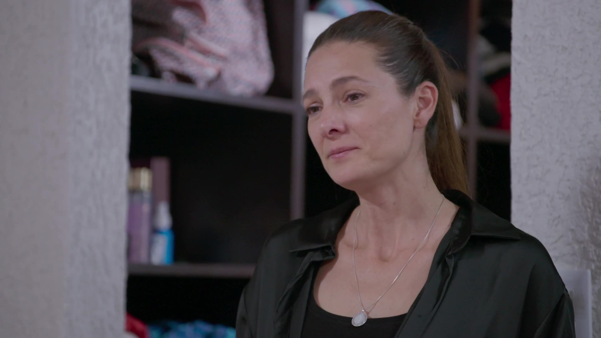 La Rosa de Guadalupe: Leonor descubre el broche que le pertenecía a su ...