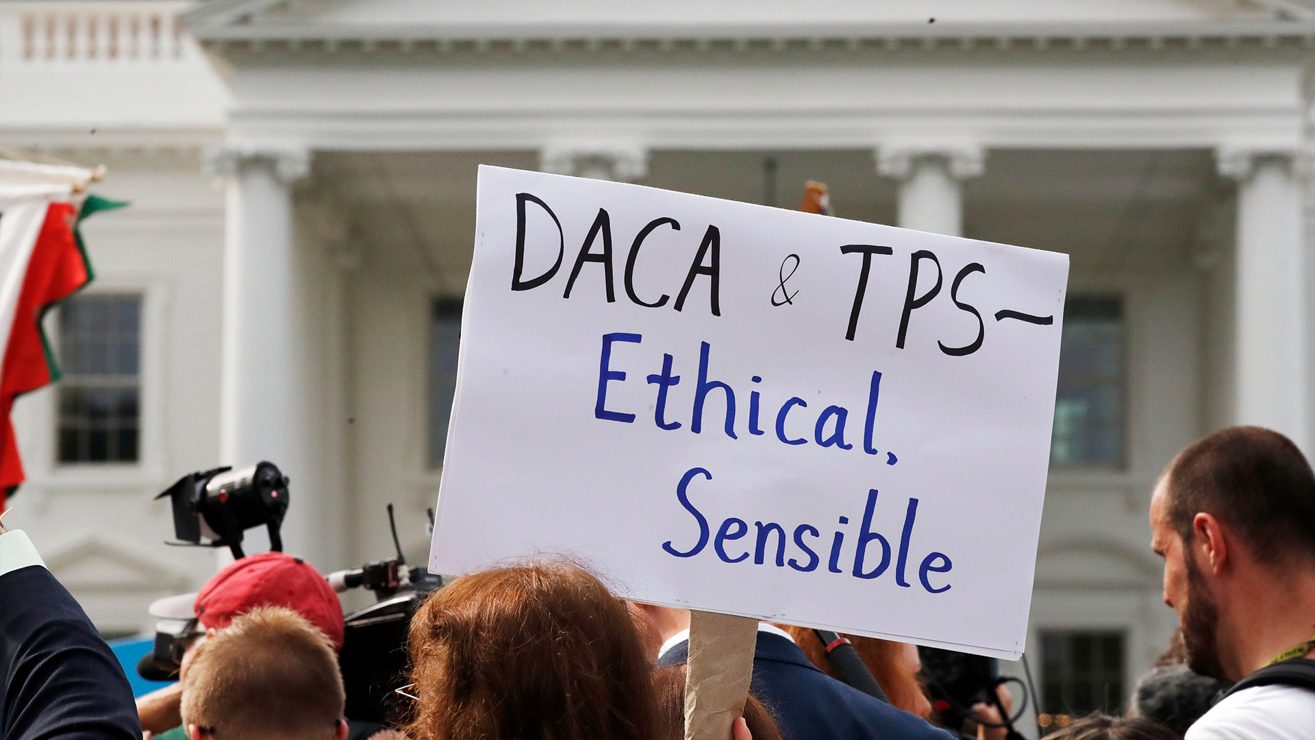 ¿Qué trámites deben hacer las personas cuyo estatus legal está a punto ...