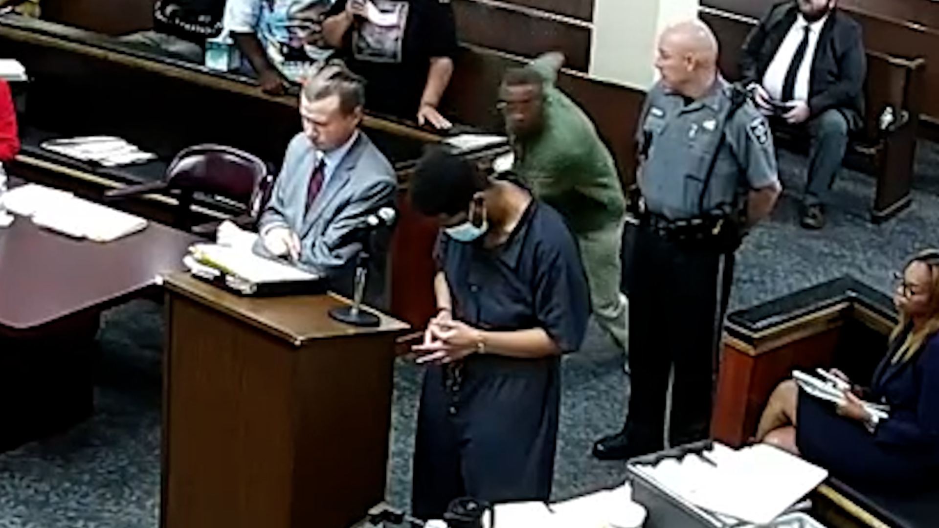 Willie Fields atacó a Lindy Jones, asesino de su hijo, en corte de ...