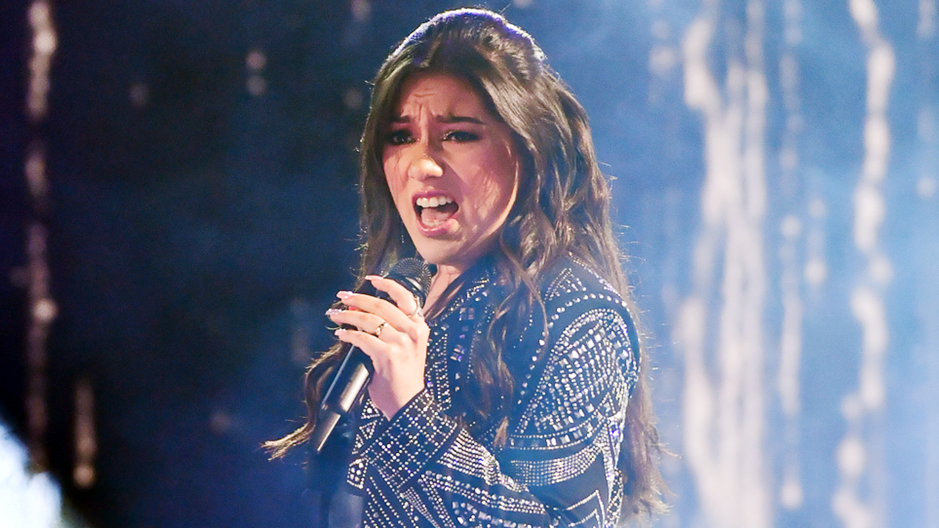 Fátima Poggi se vuelve una "cajita de sorpresas" al cantar banda al ...