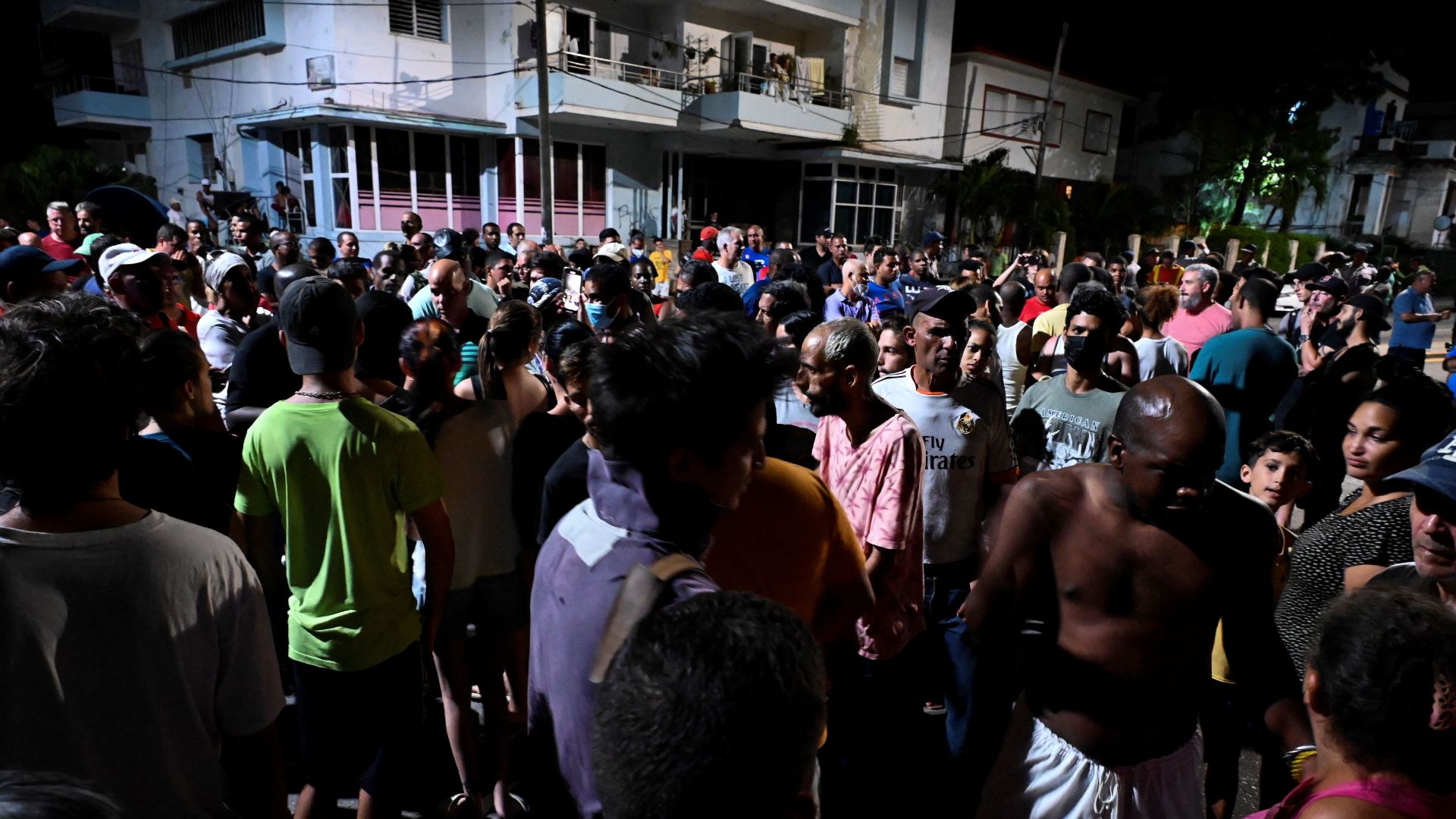 Cubanos protestan por la falta de electricidad y el régimen responde ...