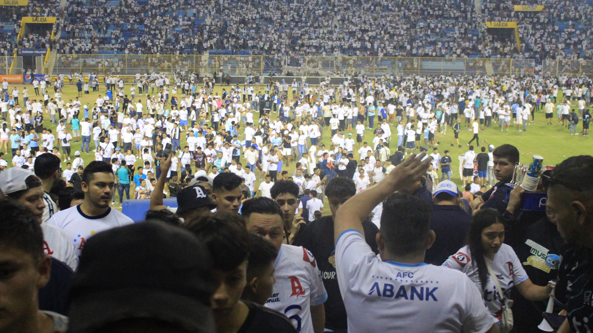 El Salvador suspende liga tras la estampida en el Estadio Cuscatlán ...