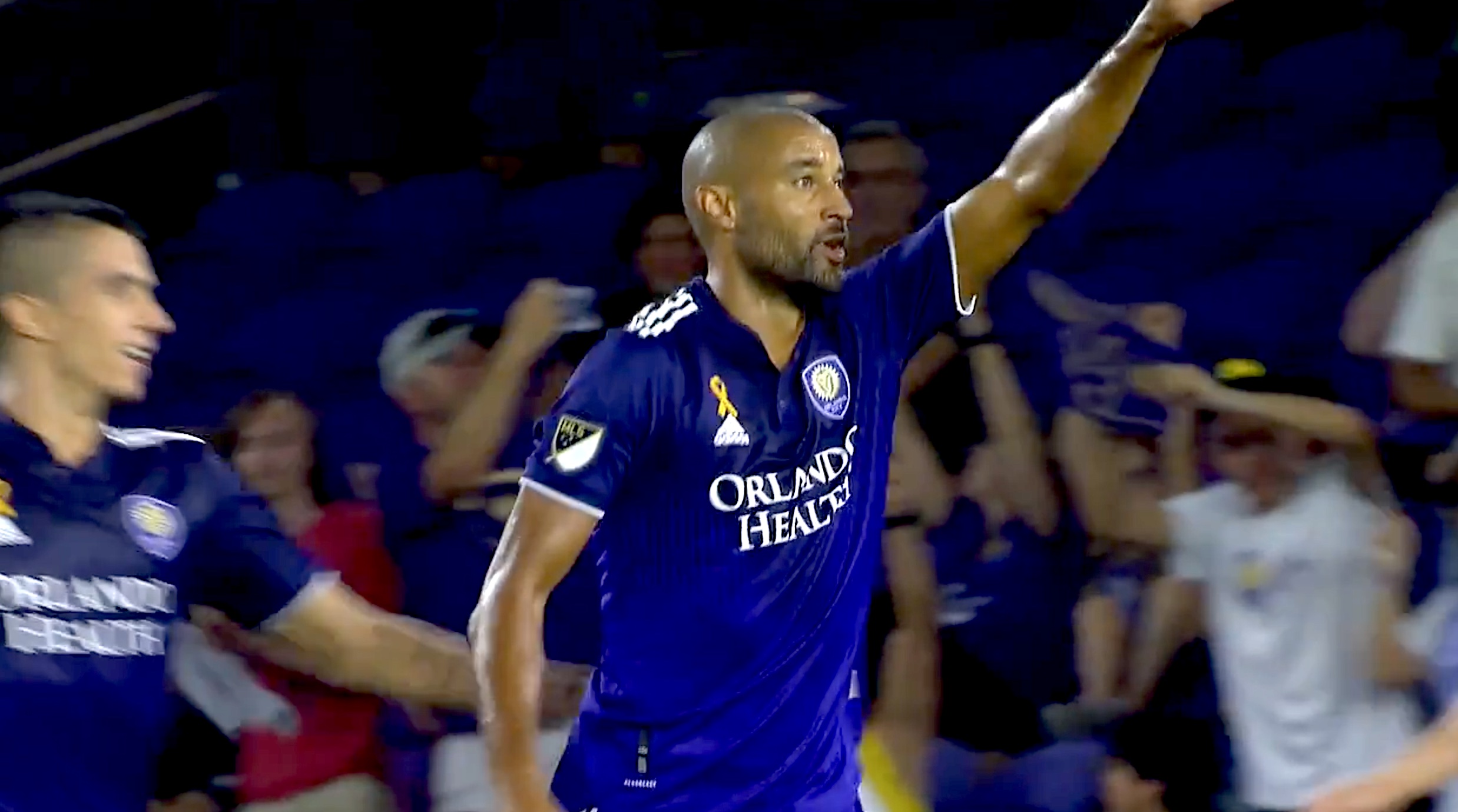 ¡Golazo y goleada! Tesho Akindele define con disparo cruzado y sella el ...