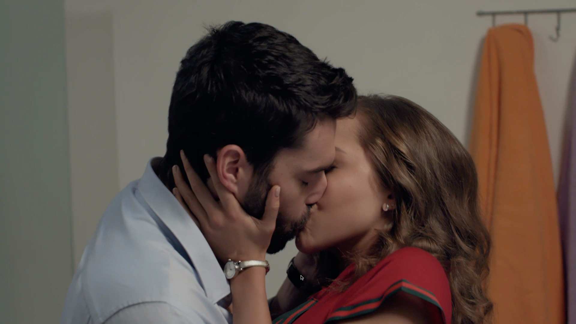 C42: Renata y Guille se dejan llevar por sus sentimientos | Shows Amar a muerte | Las Estrellas