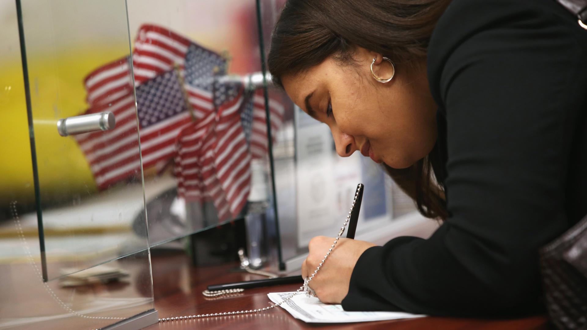 USCIS extiende el plazo para que inmigrantes gestionen ciertas ...