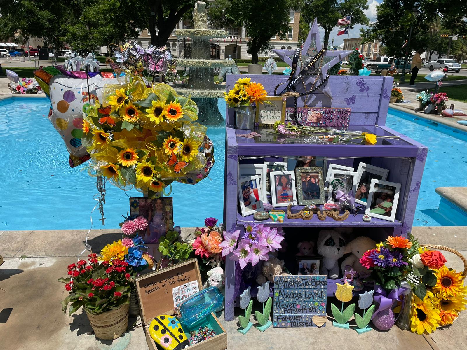 Familiares y amigos construyeron altares en la plaza central para recordar a víctimas de la ...