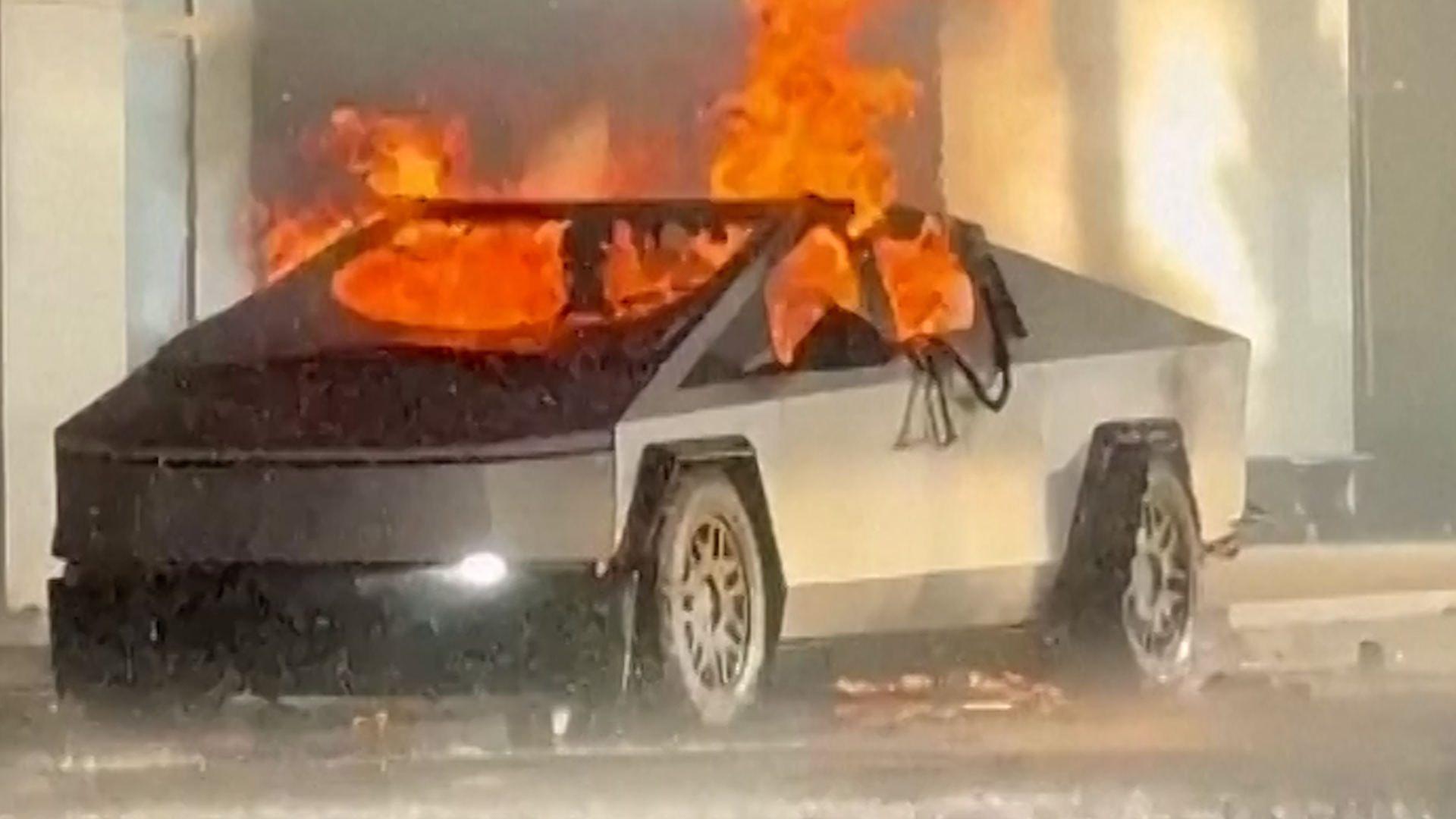 Tesla Cybertruck explota frente a Trump Hotel en Las Vegas: Lo que ...