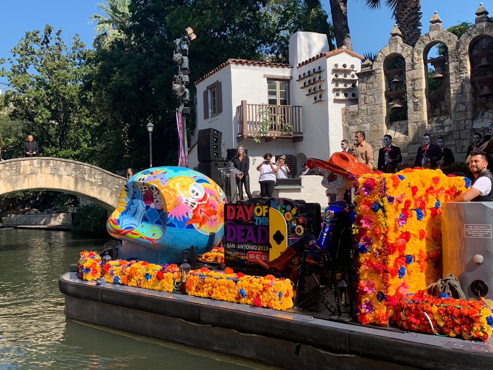 Impresionantes barcazas para conmemorar el Día de Muertos en Texas ...