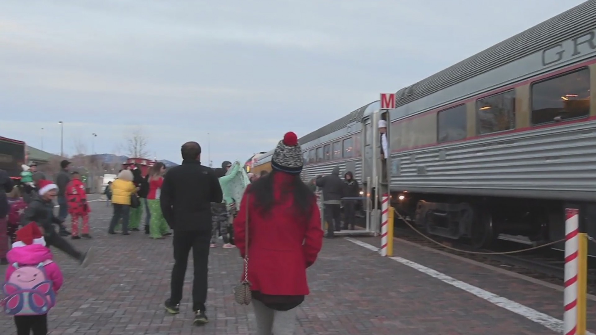 El viaje del Expreso Polar en la estación del tren en Williams, al ...