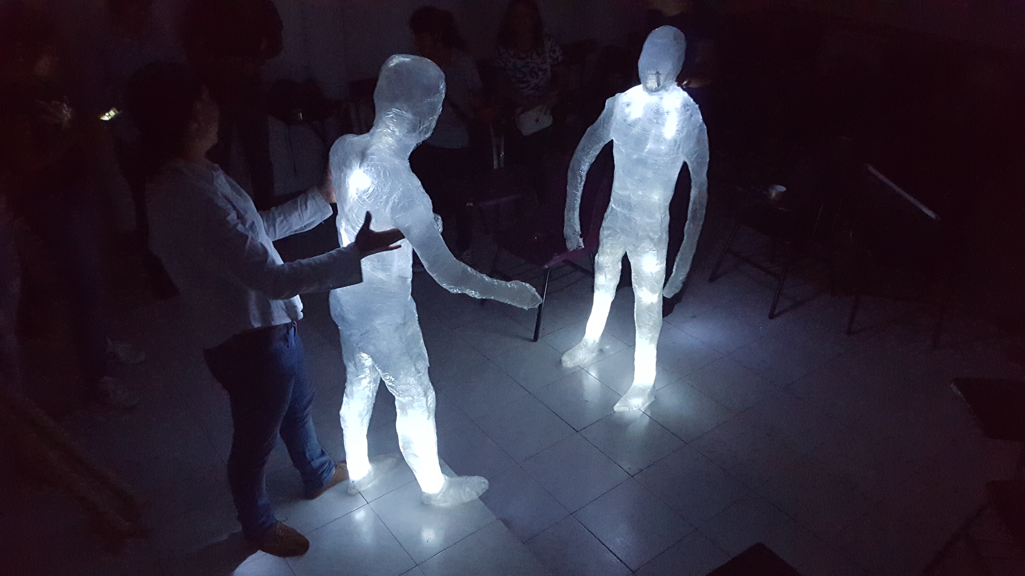 Los fantasmagóricos cuerpos luminosos que se tomaron las calles de ...