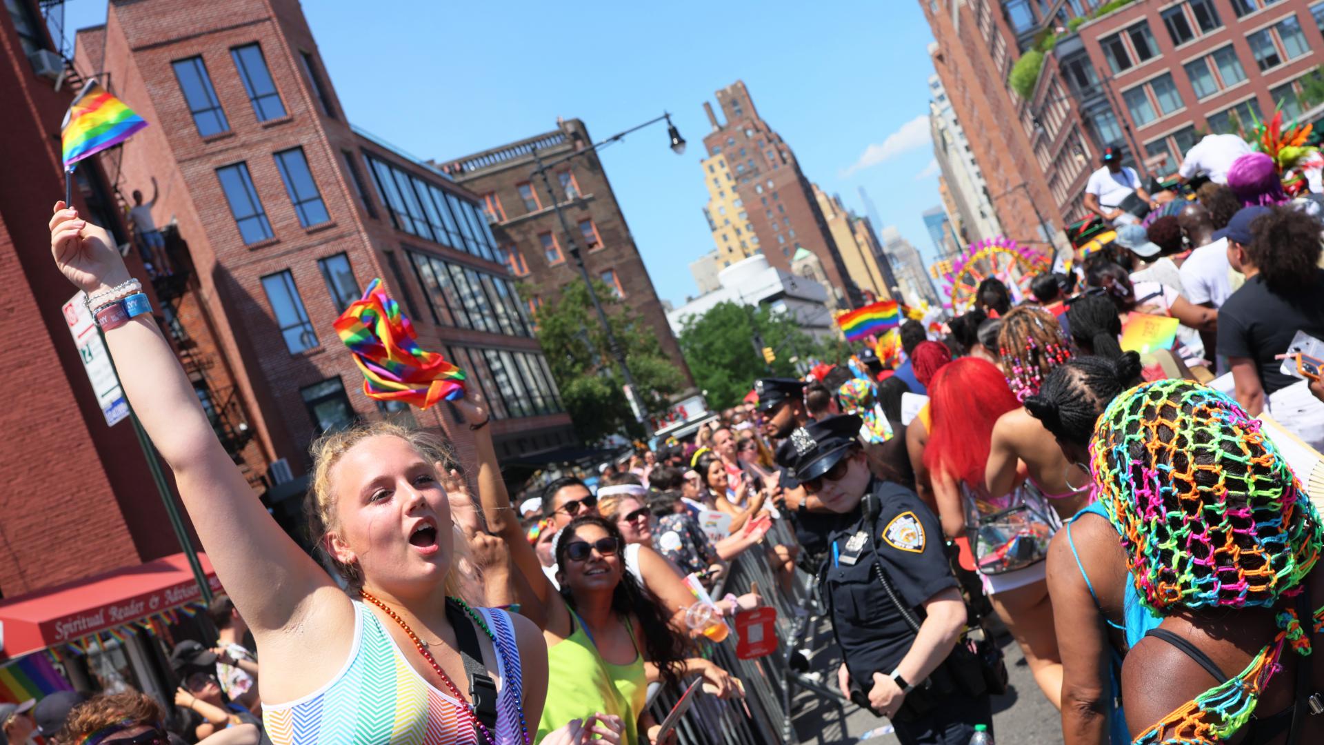 Esto conmemora la comunidad con el Desfile del Orgullo LGBT+ en Nueva ...