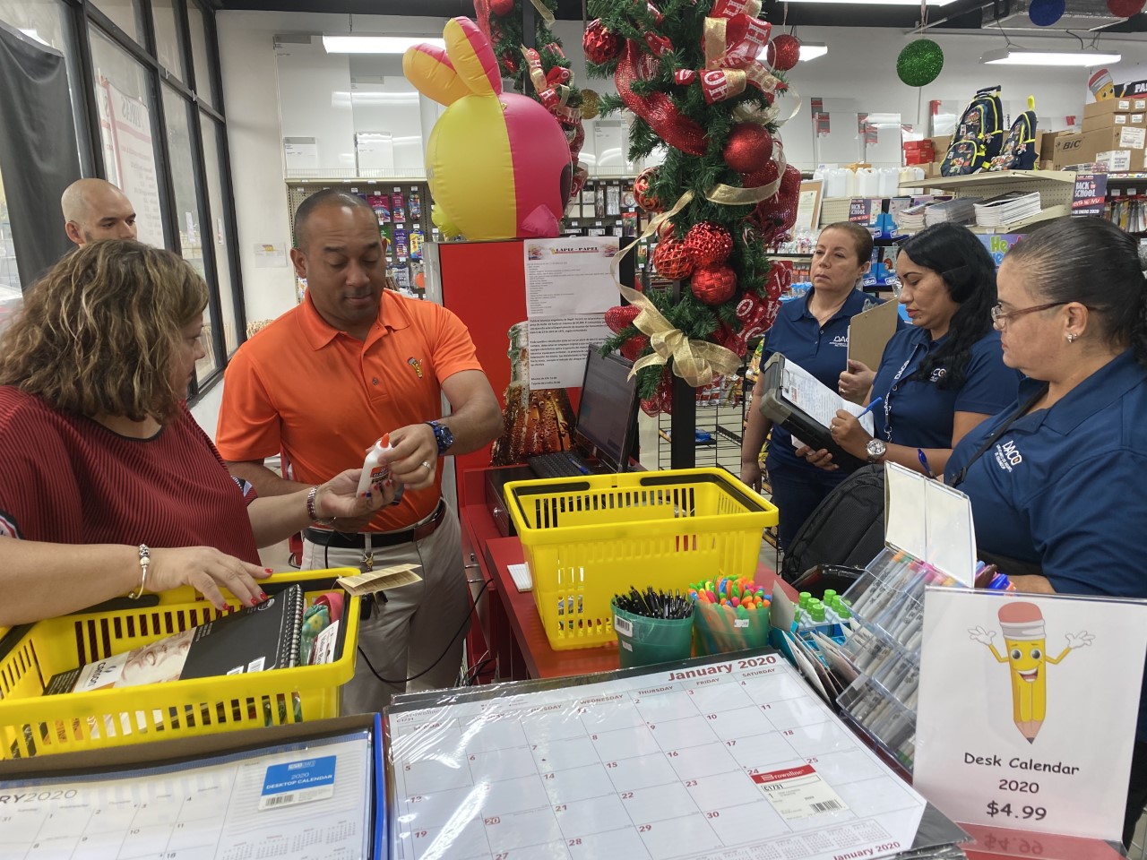 DACO fiscaliza los comercios durante periodo de exención del IVU en ...