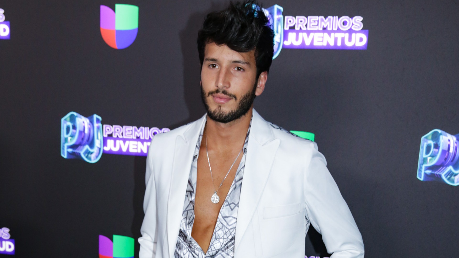 Jomari Goyso salva de su tijera a Yatra, Ángela Aguilar y Natti Natasha en Premios Juventud ...