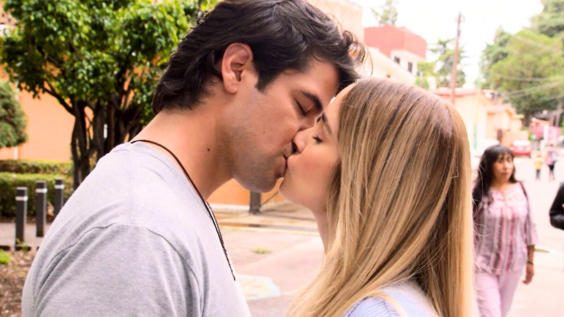 Ángel y Helena se besan por primera vez | Novelas El Angel de Aurora | Univision